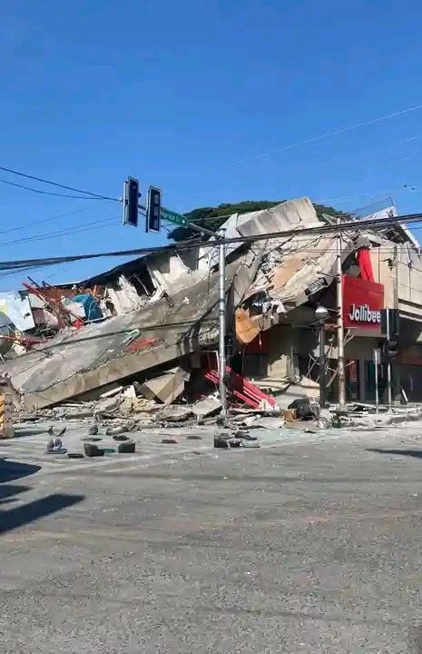 Magnitude 7.8 Earthquake Rocks Mindanao, Leaves Dead, Traps Residents ...